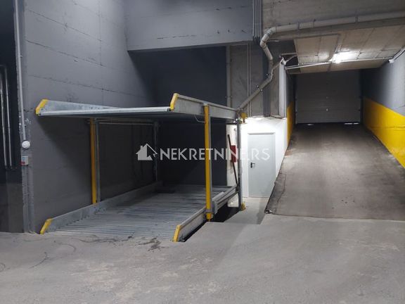 Garazno mesto na pneumatskom liftu