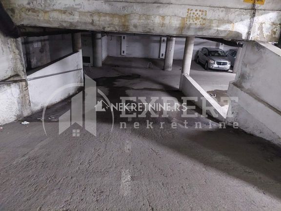 Izdaje se parking mesto u podzemnoj garaži na keju