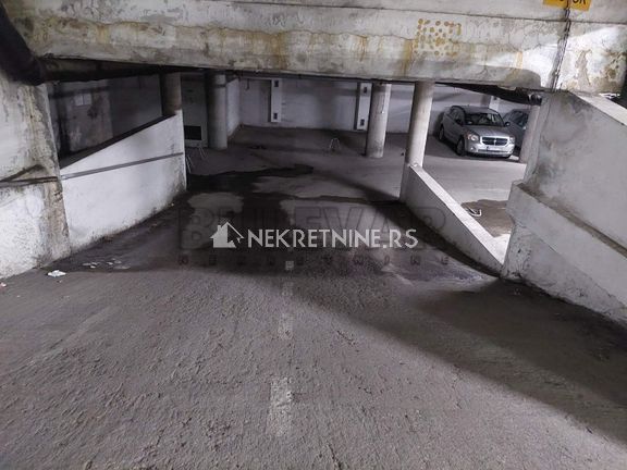 Izdaje se parking mesto u podzemnoj garaži na keju