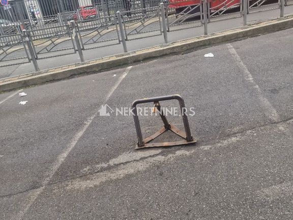 Izdajem Parking mesto u ulici Vojvode Stepe u blizini bioskopa Voždovac