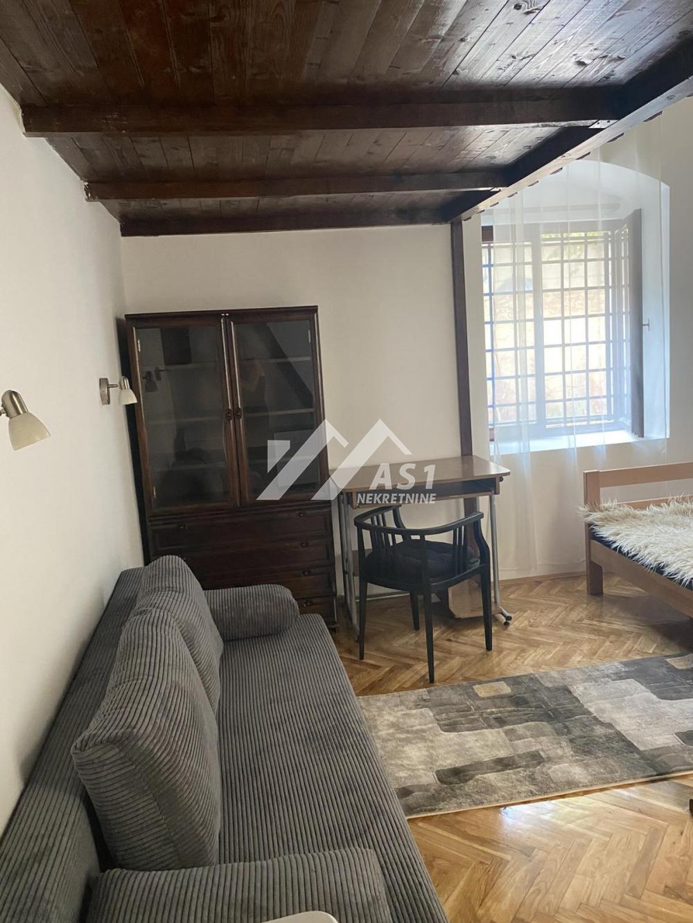 IZDAJE SE STAN U STROGOM CENTRU ID#3862 450 €