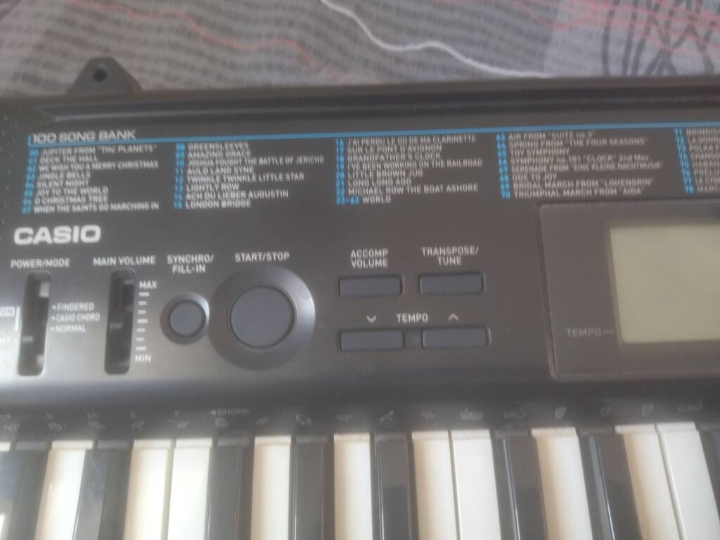 Sintisajzer Casio CTK - 1200, 5 oktava, punjač uz njega. Pogodan za