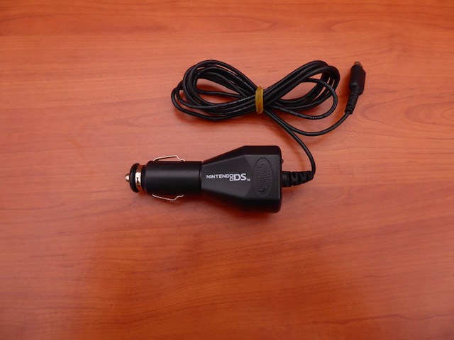 DS lite punjač sa konektorom za auto 12V