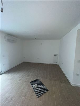 Nov dvosoban stan u blizini Cvetkove pijace