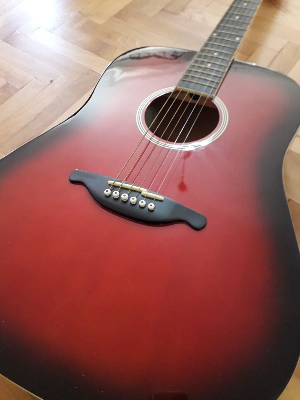 Akustična gitara – dreadnought oblik, 6 žica. - Klasičan okrugli