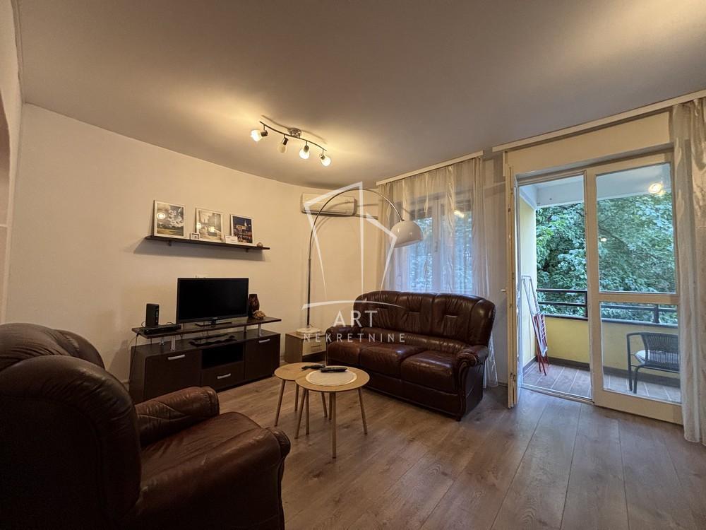 Dositejeva, Četvorosoban stan za izdavanje, 75m2, 1.200€