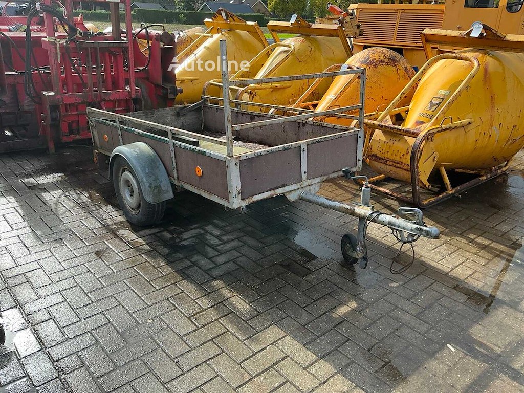 Prodaje se prikolicu sa ravnom platformom na aukciji