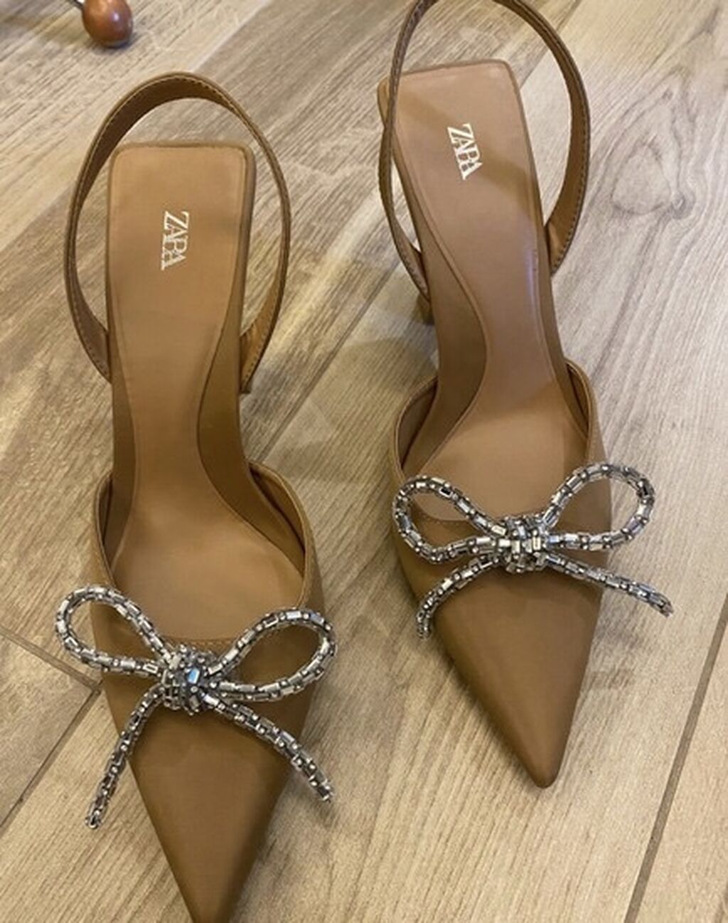Salonke, Zara, 40
