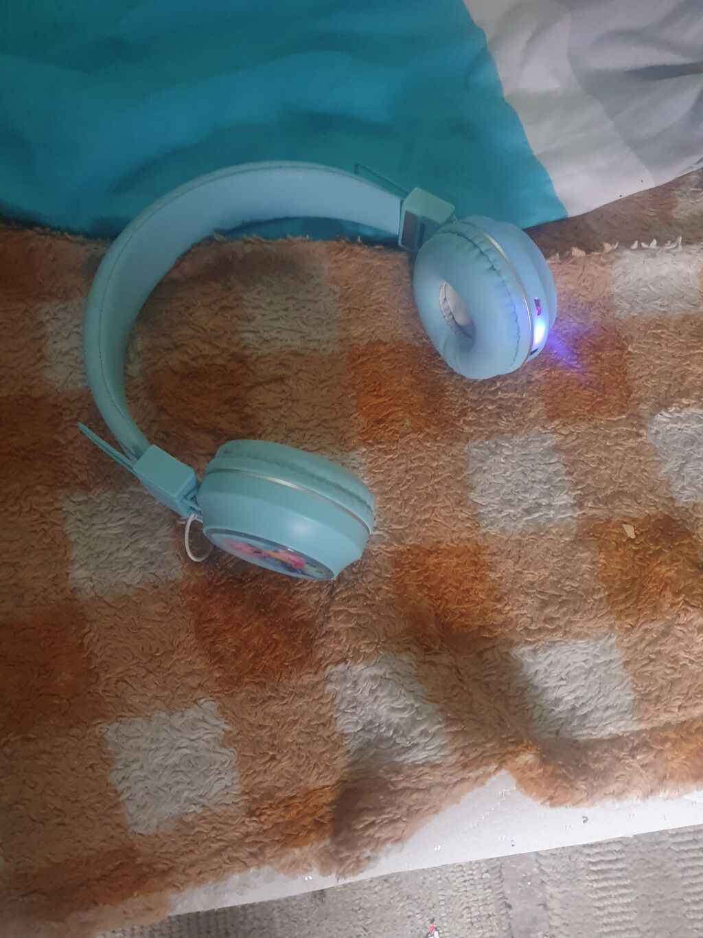 Stich blutut slusalice,ispravne dolaze bez punjača puni se kao od