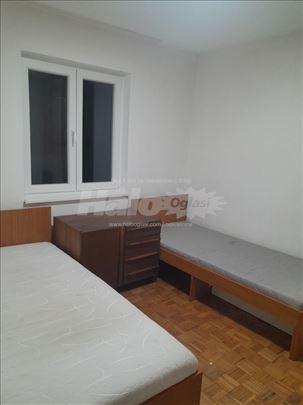 Izdajem stan u Zemunu. Pozvati od 08-20h.