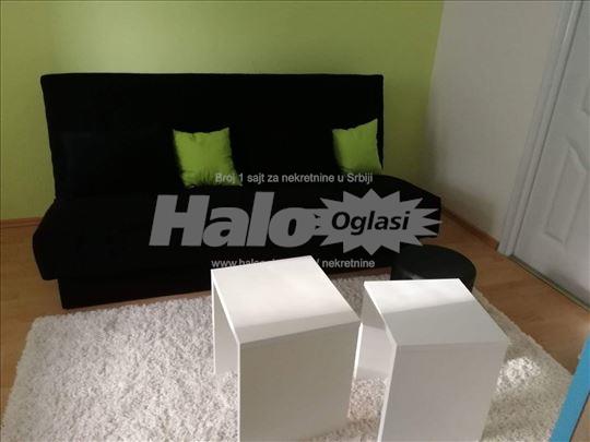 Lepo namestena garsonjera u centru