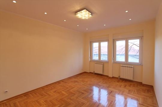 Renoviran, svetao stan za poslovni prostor,ID 5053