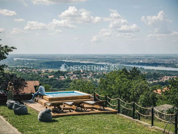 Izdaje se četvorosobna kuća od 80m2 sa terasom od 60m2 na placu od 30ari. Bocke, Sr. Kamenica. 1600€