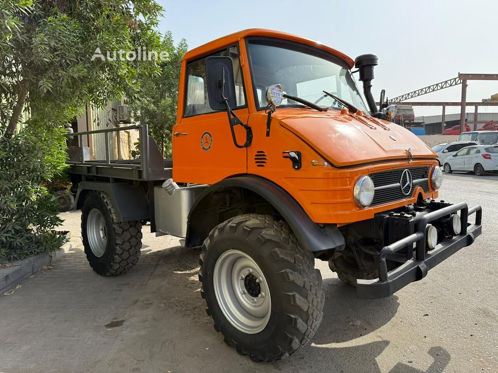 Mercedes-Benz Unimog kamion s ravnom platformom