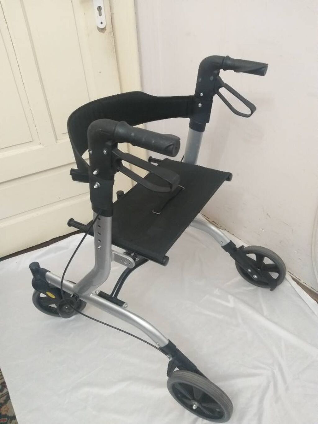 Nemacka aluminijumska hodalica-setalica, sa 4 tocka, marke ROLLATOR
