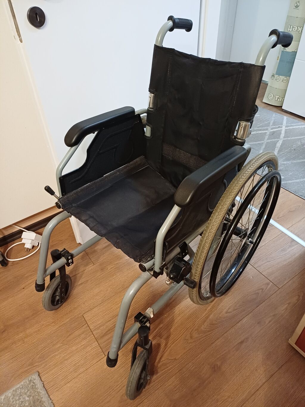 Prodajem kolica za invalide. treba napumpati ili promeniti gume i
