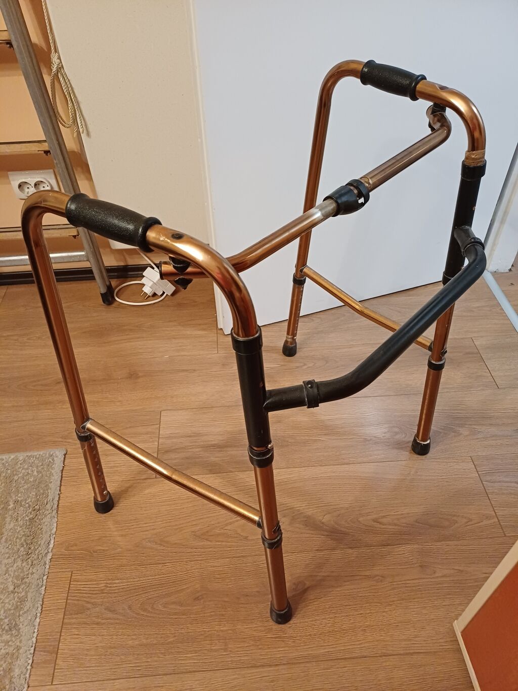 Prodajem hodalicu-setalicu za invalide u dobrom stanju