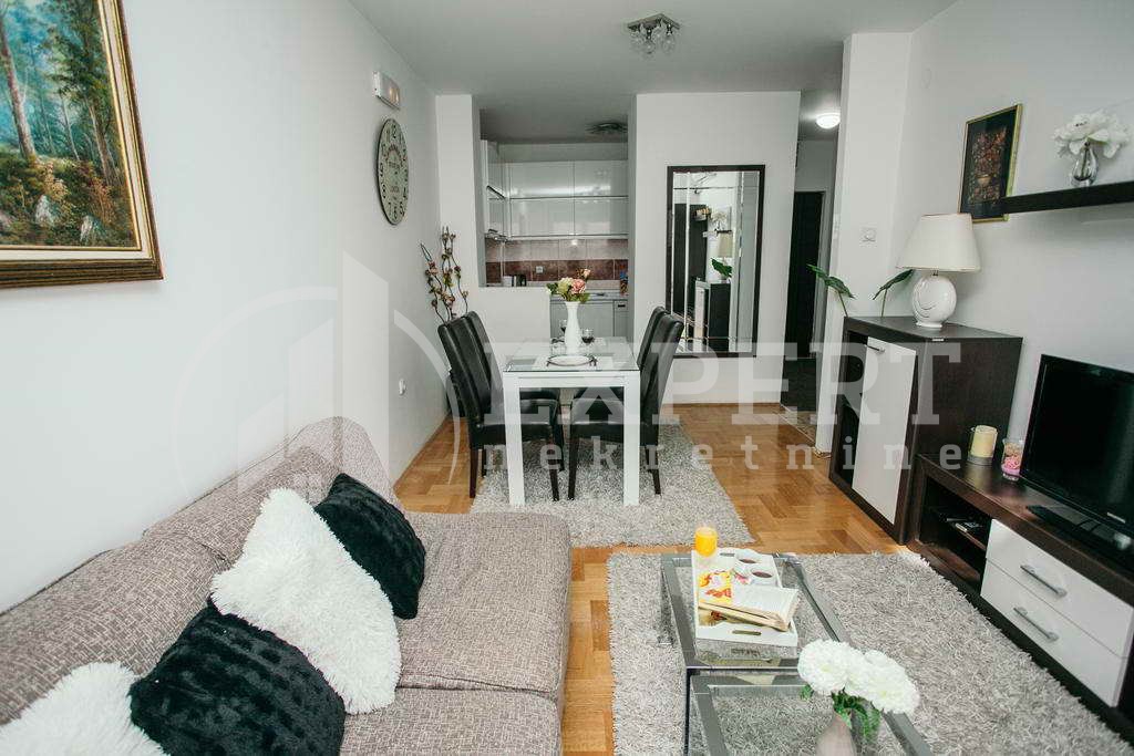 Trosoban stan, 64 m2, Centar, Kej Kola srpskih sestara ID: i-01219