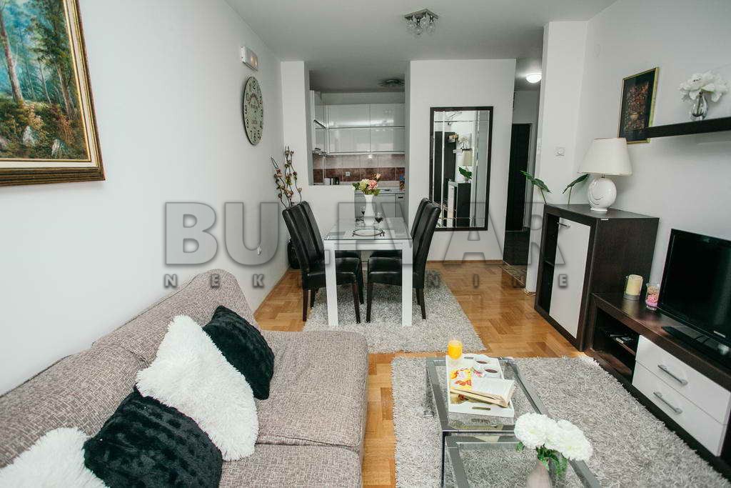 Trosoban stan, 64 m2, Centar, Kej Kola srpskih sestara ID: i-01219