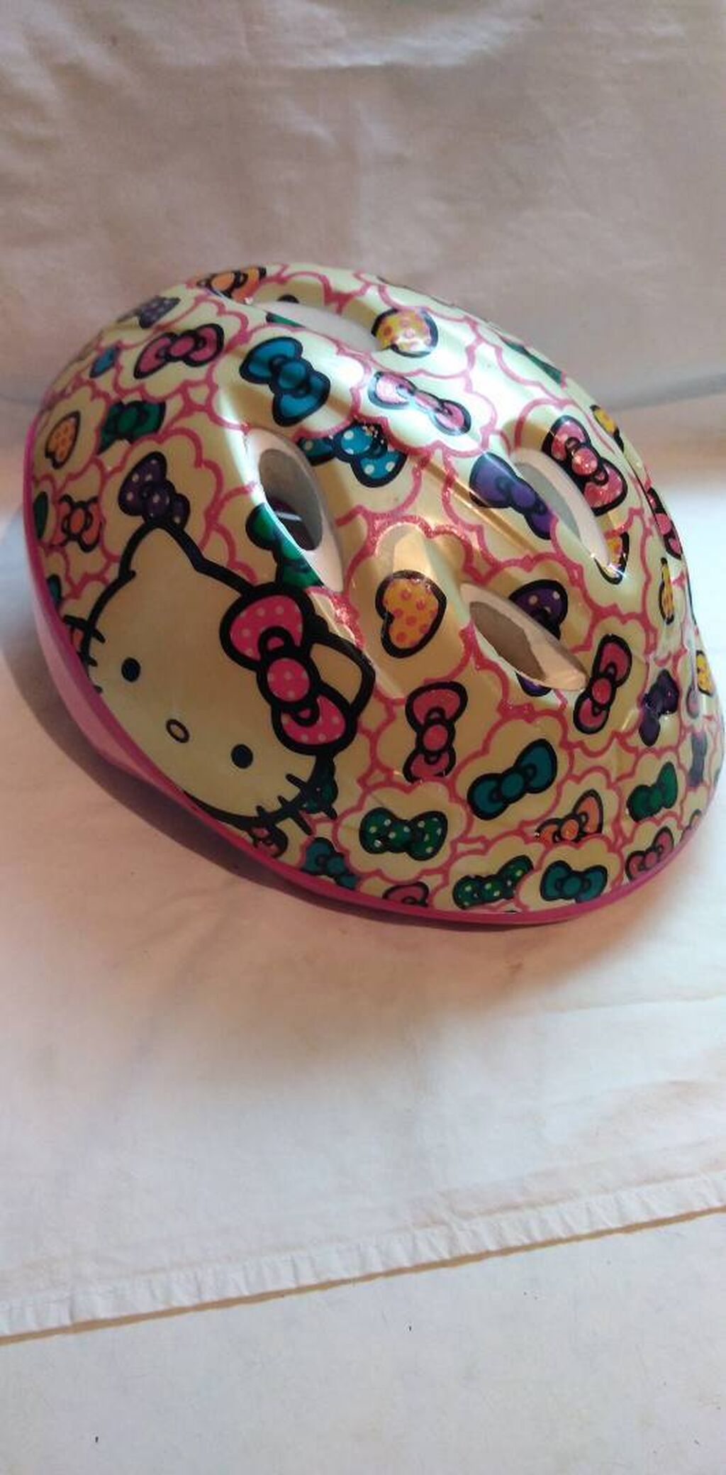 Bicikl kaciga decija zenska Hello Kitty,polovna,podesiva 48-52 cm