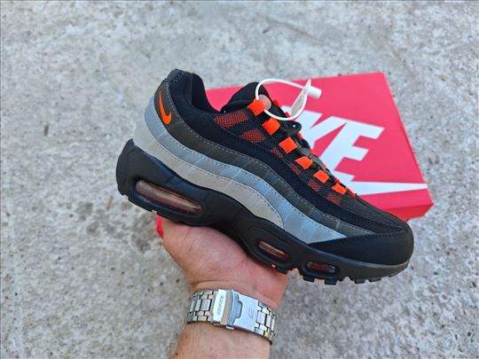 Nike Air Max 95 Hyper Crimson; Nove Nike 95 patike
