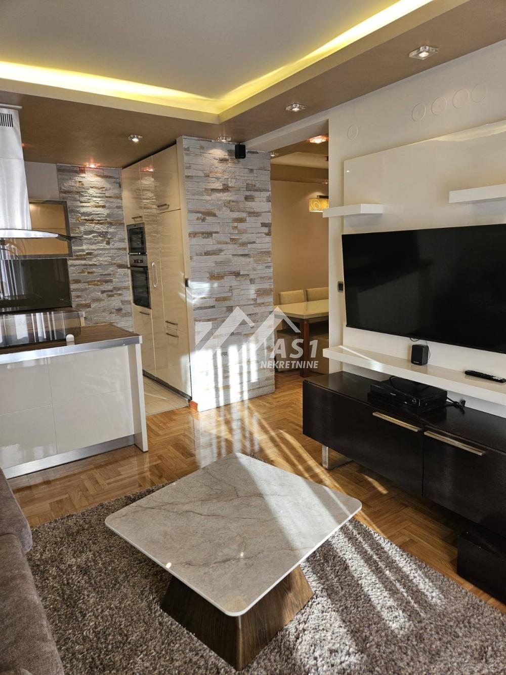 Izdaje se trosoban lux stan na Grbavici ID#4294 800 €