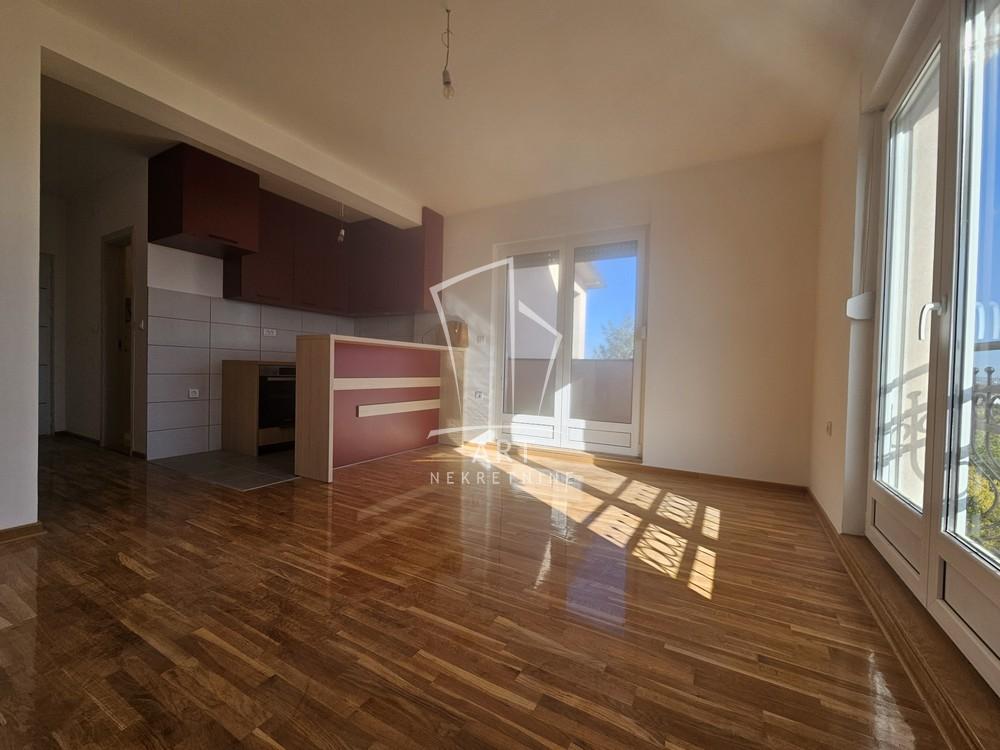 Surčin, trosoban stan ID#12860 500 €