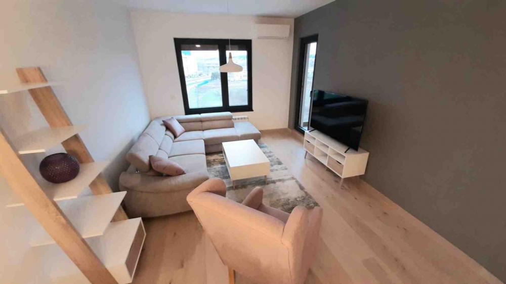 Square 43,lux nov,sa garažom,useljiv ID#810623 1.250 €