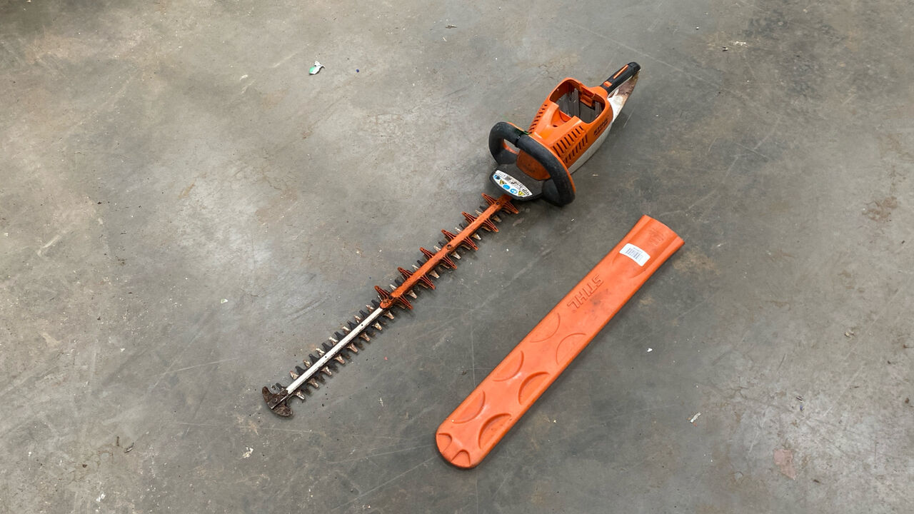 Prodaje se Stihl HSA B6 *NO MOTOR* trimer za živu ogradu na aukciji