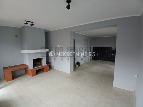 Odličan trosoban stan u kući. 106m2, 1.sprat, Duvanište