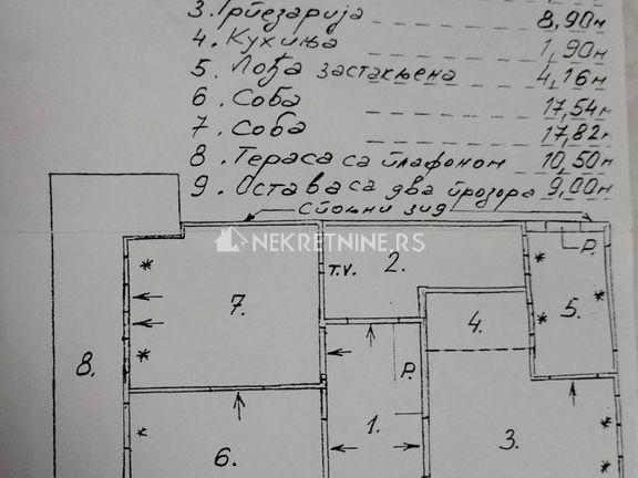 Dvosoban stan, adaptibilan u dvoiposoban, na odličnoj lokaciji u Zemunu