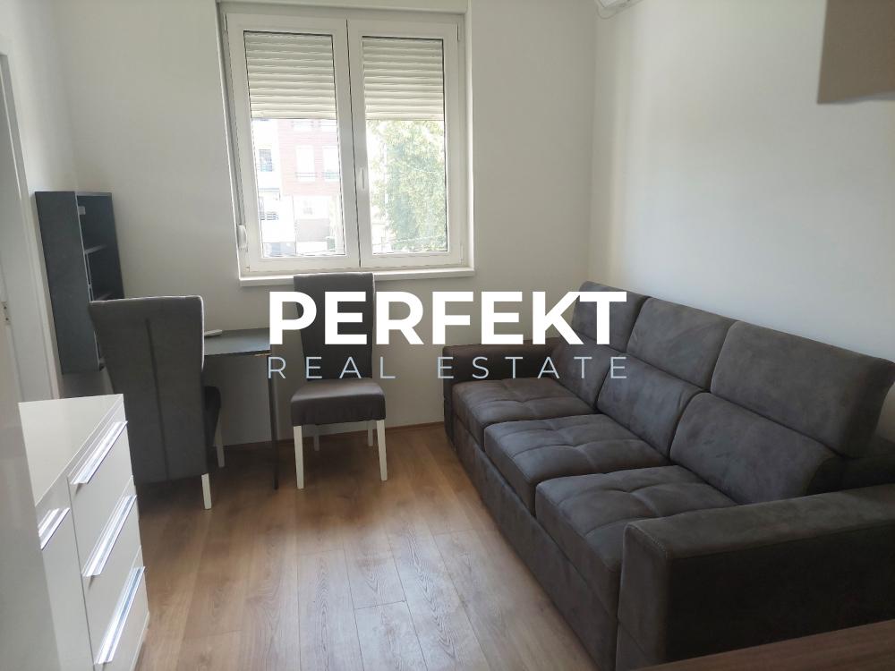 Centar, garsonjera, 16m2, prvi sprat 300 €