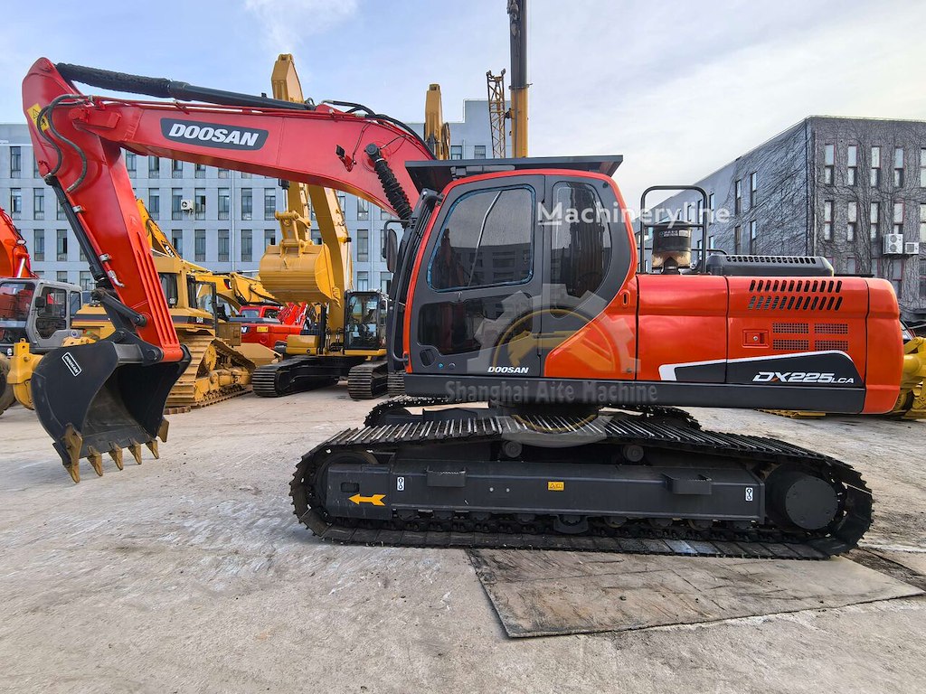 Doosan DX225LCA bager guseničar