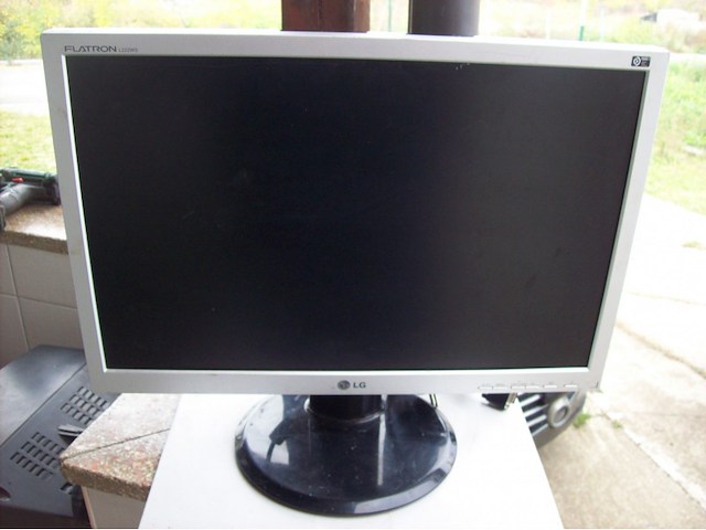 LG Flatron monitor L222WS 1680x1050 + kablovi