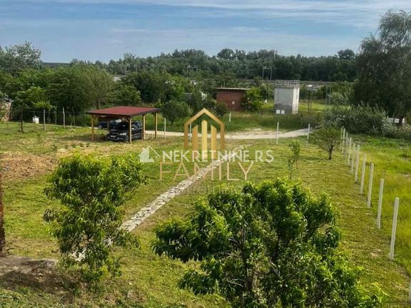 Na prodaju građevinsko zemljište u Sremskim Karlovcima, 514m2, 67000e