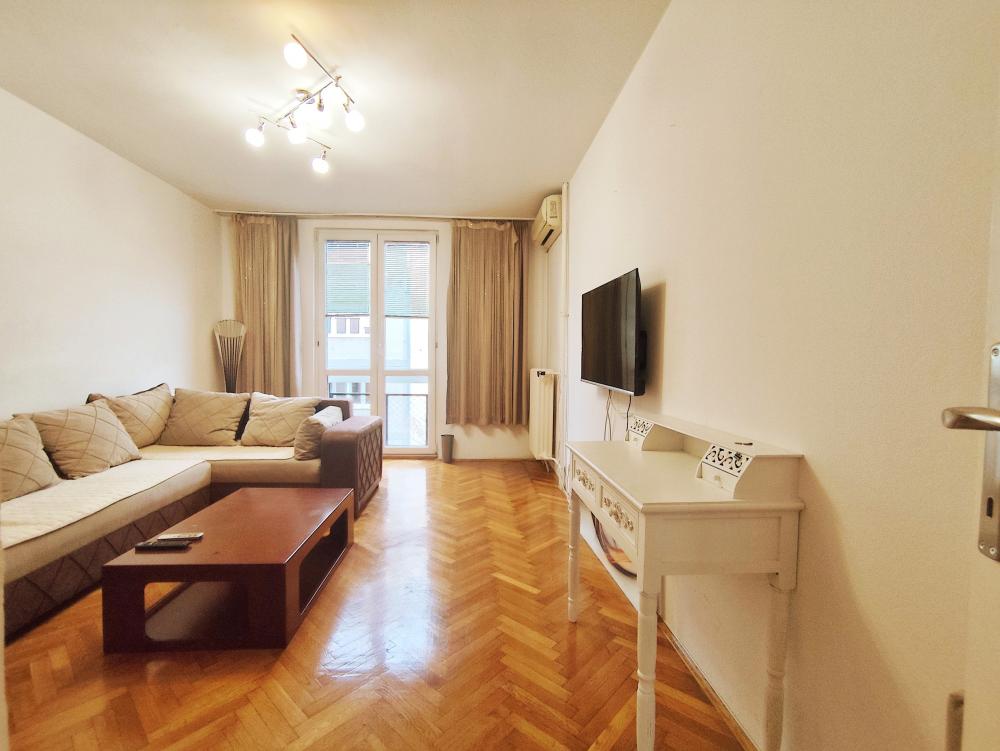 Centar,Trg republike - Braće Jugovića. 2.0 ID#2427 700 €