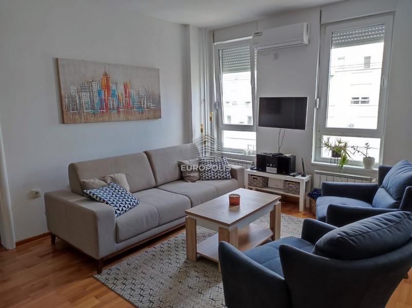 Blok 72 kompetno renoviran i opremljen - 53m2 ID#8716 190.000 €