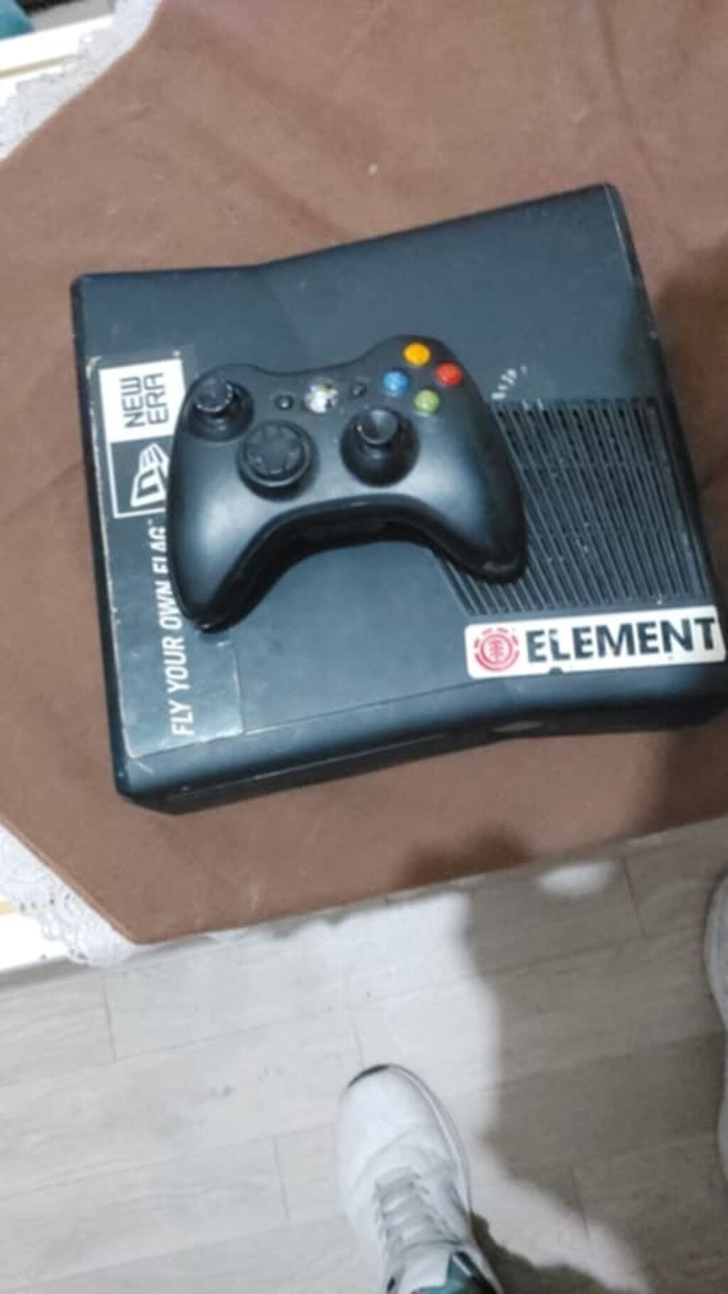 Xbox 360 konzola sa jednim bežičnim kontrolerom. ČIPOVAN. sa više od