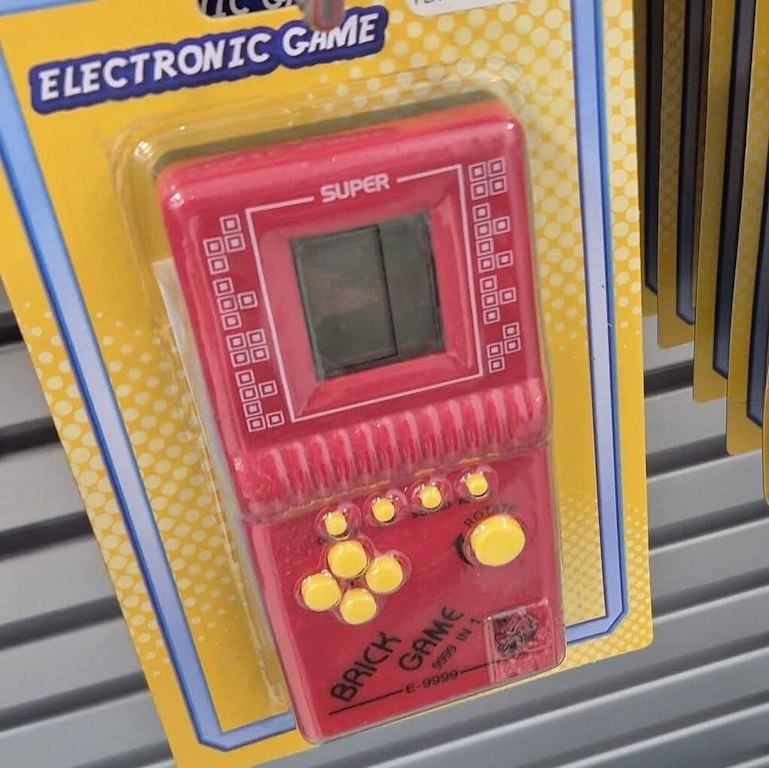 Ručna konzola “Brick Game” (model E-9999) – klasična elektronska