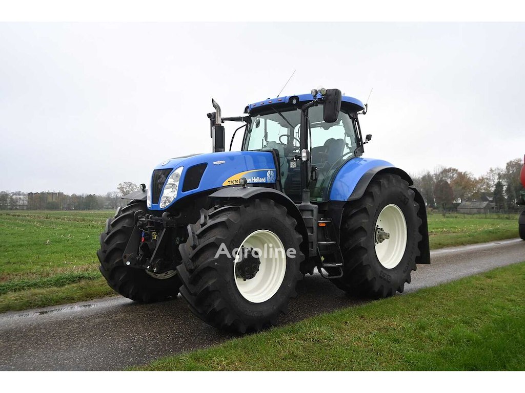 Prodaje se New Holland T7070 traktor točkaš na aukciji