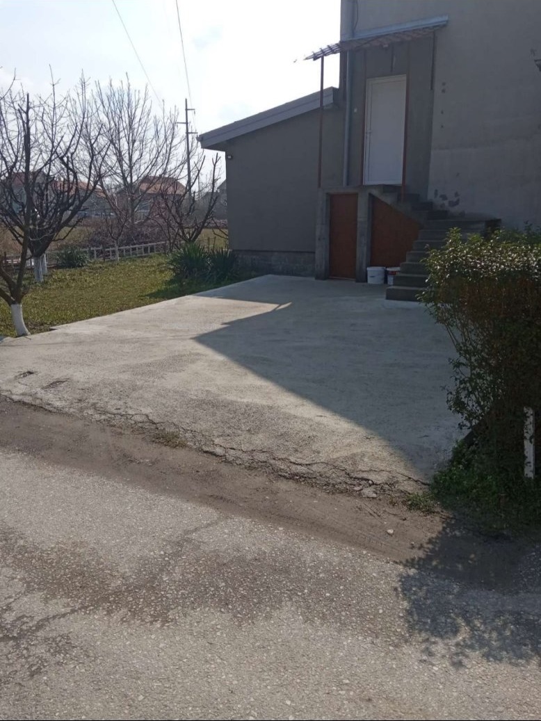 Prodaje se deo kuce sprat i potkrovlje 150m2