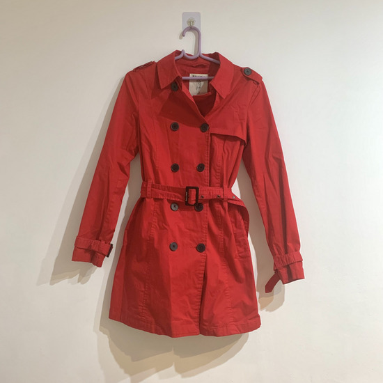 189. Pull & bear crveni trench mantil