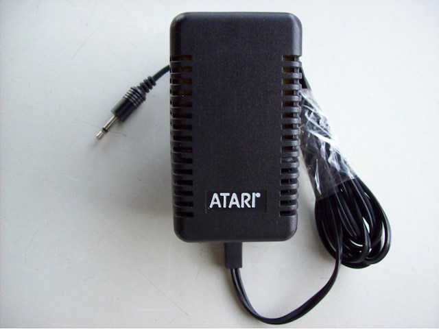 ATARI adapter  9 volti - 400 mA.Tip FW 3399 nov