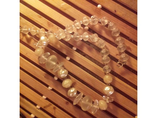 Ogrlica od providnih perlica