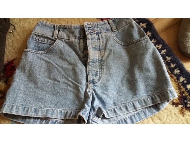 **GUESS JEANS sorts**