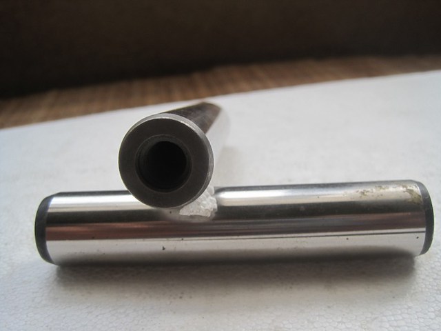 brusena cilindricna civija sa unutrasnjim navojem kalje