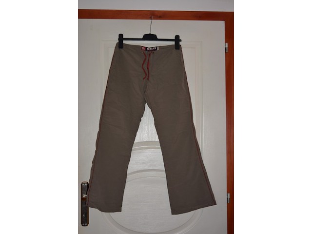 Sportske pantalone vel M