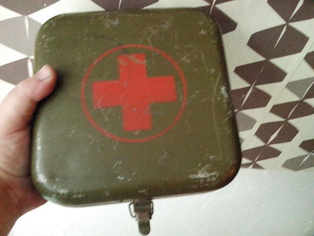 metalna kutija prve pomoci iz vojnog vozila sssr