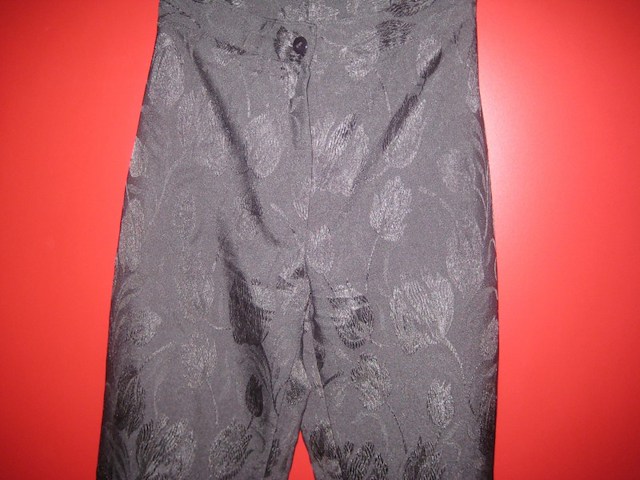 crne elegantne pantalone