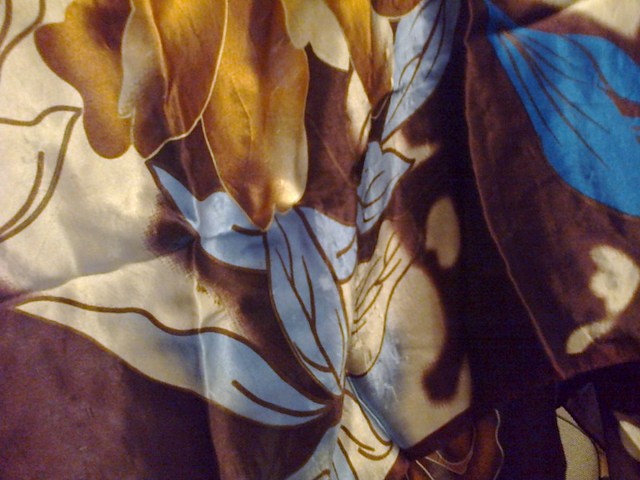 svilena marama,84x90cm